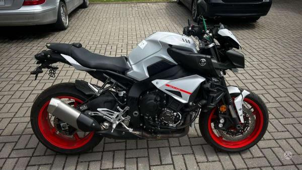 Pelēks Yamaha MT 10 2021 Marijampole, ar dzinēja tilpumu 1.00 L un nobraukumu 13 tūkst. km par 3500 €, foto 2 vietnē AUTOMOTO.COM.LV