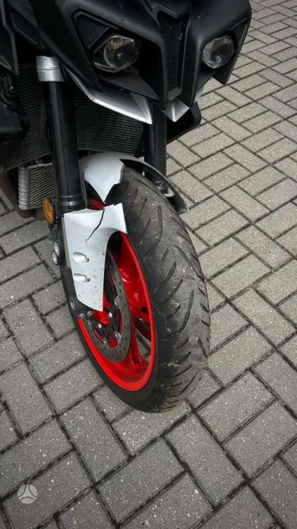 Pelēks Yamaha MT 10 2021 Marijampole, ar dzinēja tilpumu 1.00 L un nobraukumu 13 tūkst. km par 3500 €, foto 7 vietnē AUTOMOTO.COM.LV