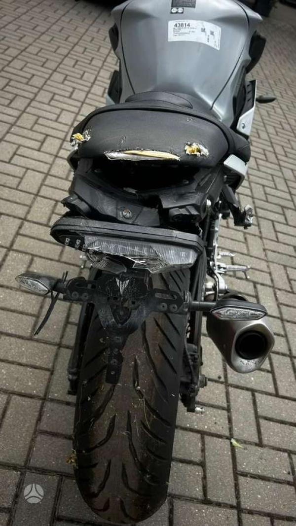 Pelēks Yamaha MT 10 2021 Marijampole, ar dzinēja tilpumu 1.00 L un nobraukumu 13 tūkst. km par 3500 €, foto 9 vietnē AUTOMOTO.COM.LV