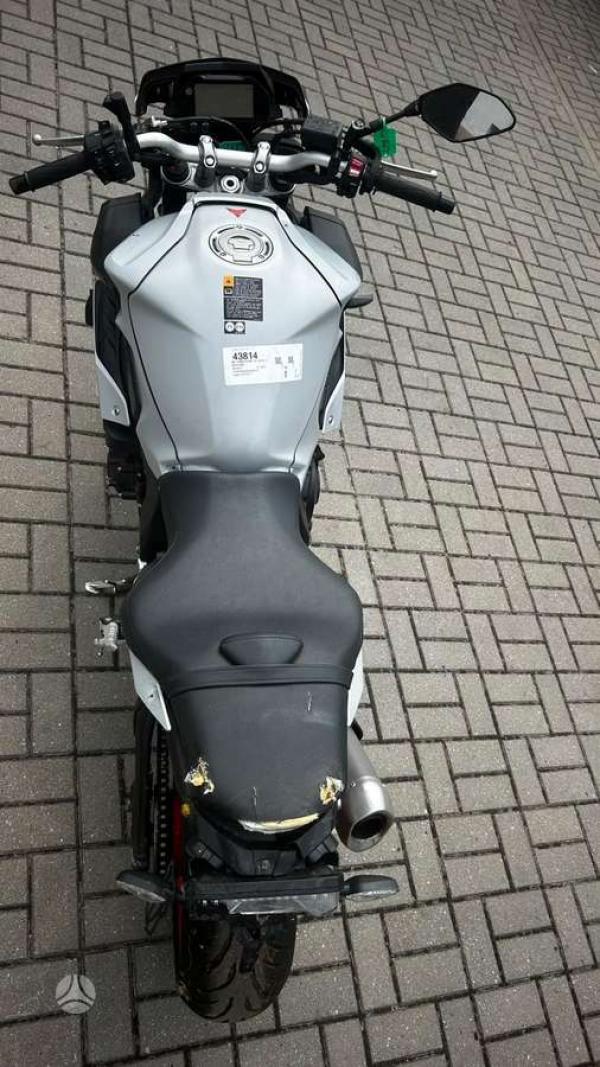 Pelēks Yamaha MT 10 2021 Marijampole, ar dzinēja tilpumu 1.00 L un nobraukumu 13 tūkst. km par 3500 €, foto 10 vietnē AUTOMOTO.COM.LV