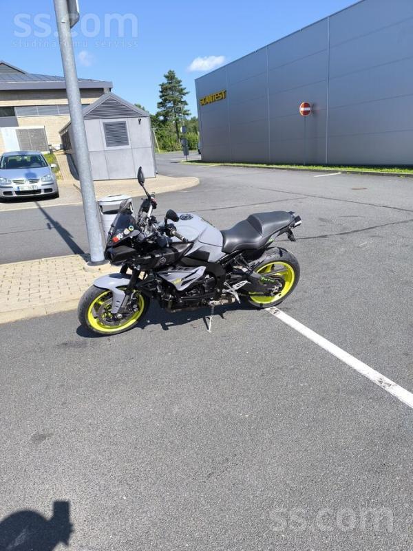 Yamaha MT 10 2017 in Cesis, with an engine capacity of 1.00 L and mileage of 0 thousand km for 9400 €, photo 3 on AUTOMOTO.COM.LV