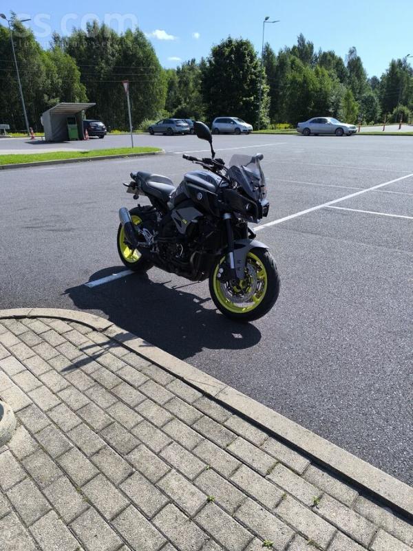Yamaha MT 10 2017 in Cesis, with an engine capacity of 1.00 L and mileage of 0 thousand km for 9400 €, photo 4 on AUTOMOTO.COM.LV