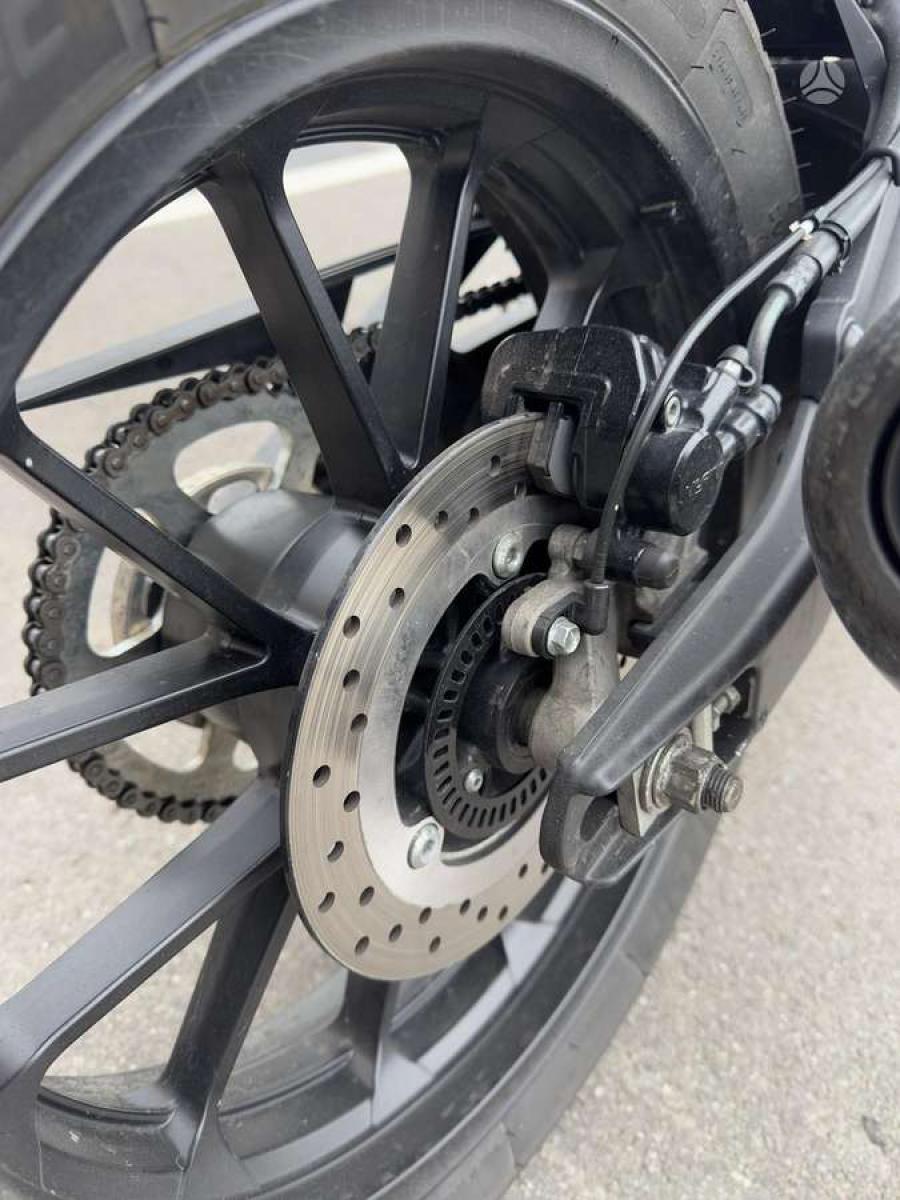 Черный Ямаха MT 125 2020 в Клайпеда, объемом двигателя 0.13 л и пробегом 22 тыс. км за 3600 €, фото 10 на AUTOMOTO.COM.LV