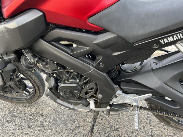Красный Ямаха MT 125 2016 в Паневежис, объемом двигателя 0.13 л и пробегом 27 тыс. км за 2600 €, фото 5 на AUTOMOTO.COM.LV