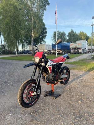 Red Yamaha MT 125 2021 in Sigulda, with an engine capacity of 0.13 L and mileage of 19 thousand km for 2900 €, photo 1 on AUTOMOTO.COM.LV