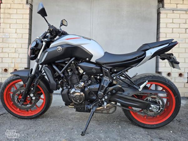 Pelēks Yamaha MT 2019 Alīta, ar dzinēja tilpumu 0.69 L un nobraukumu 12 tūkst. km par 4650 €, foto 3 vietnē AUTOMOTO.COM.LV