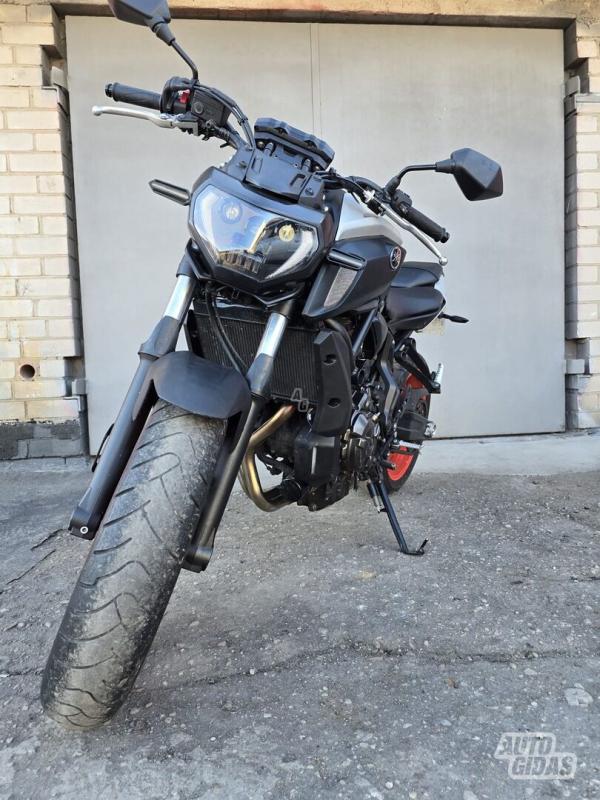 Pelēks Yamaha MT 2019 Alīta, ar dzinēja tilpumu 0.69 L un nobraukumu 12 tūkst. km par 4650 €, foto 4 vietnē AUTOMOTO.COM.LV