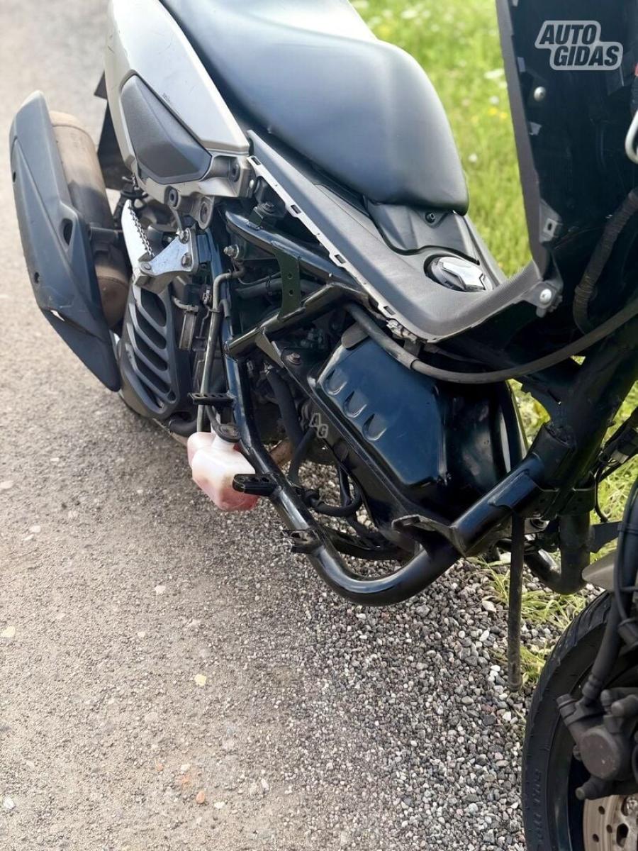 Yamaha N-MAX 125 2016 in Vievis, with an engine capacity of 0.13 L and mileage of 63 thousand km for 525 €, photo 9 on AUTOMOTO.COM.LV