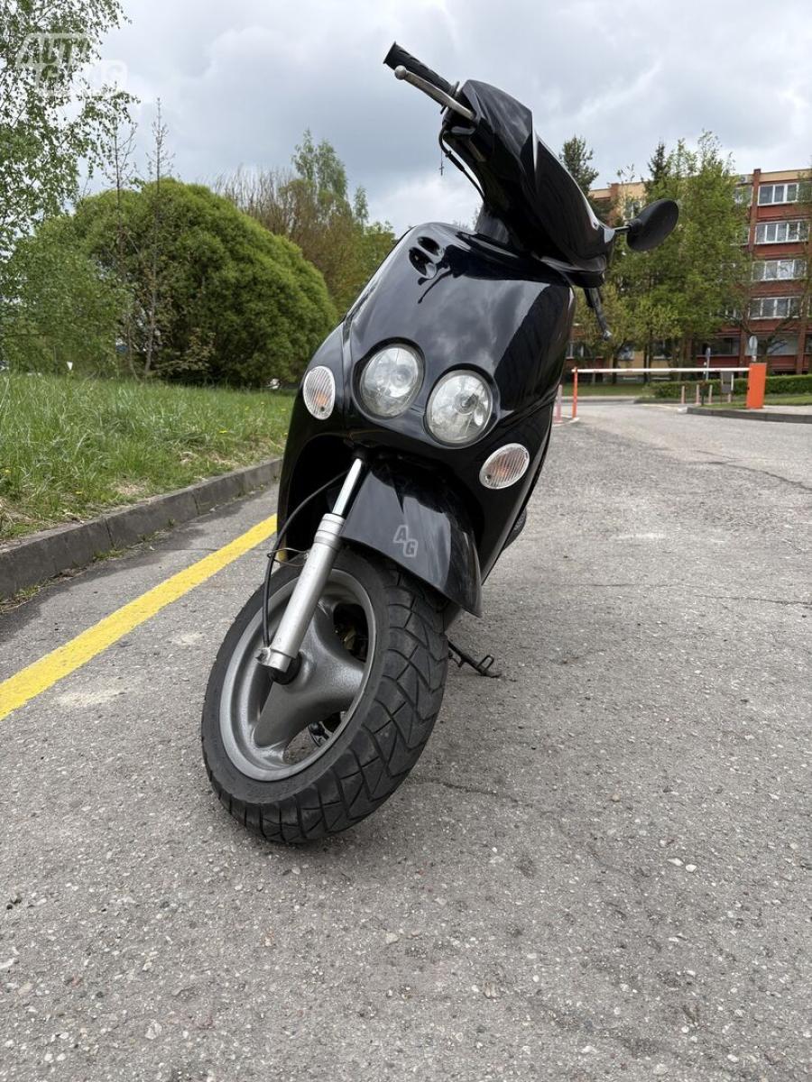Black Yamaha Neos 2003 in Panevezys, with an engine capacity of 0.07 L and mileage of 18 thousand km for 850 €, photo 1 on AUTOMOTO.COM.LV