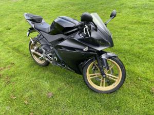 Black Yamaha R 125 2010 in Pagegiai, with an engine capacity of 0.13 L and mileage of 44 thousand km for 1750 €, photo  on AUTOMOTO.COM.LV
