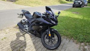 Black Yamaha R 125 2022 in Kaunas, with an engine capacity of 0.13 L and mileage of 15 thousand km for 3000 €, photo  on AUTOMOTO.COM.LV