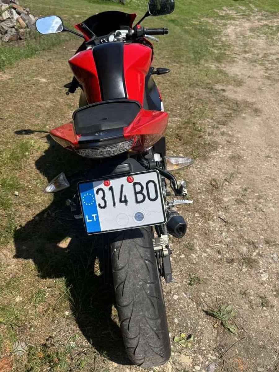 Красный Ямаха R 125 2010 в Утена, объемом двигателя 0.13 л и пробегом 50 тыс. км за 1850 €, фото 4 на AUTOMOTO.COM.LV