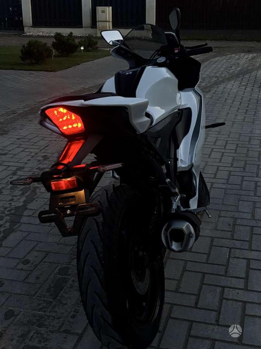 White Yamaha R 125 2023 in Siauliai, with an engine capacity of 0.13 L and mileage of 13 thousand km for 4500 €, photo 3 on AUTOMOTO.COM.LV