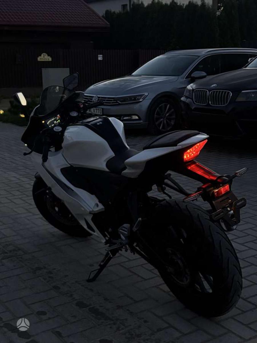 White Yamaha R 125 2023 in Siauliai, with an engine capacity of 0.13 L and mileage of 13 thousand km for 4500 €, photo 4 on AUTOMOTO.COM.LV