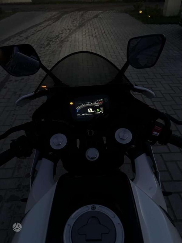 Белый Ямаха R 125 2023 в Шяуляй, объемом двигателя 0.13 л и пробегом 13 тыс. км за 4500 €, фото 6 на AUTOMOTO.COM.LV