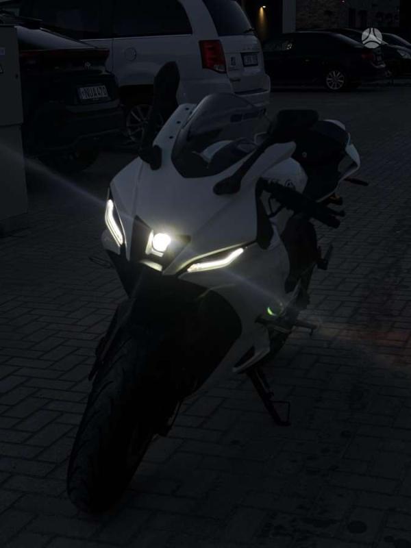 Белый Ямаха R 125 2023 в Шяуляй, объемом двигателя 0.13 л и пробегом 13 тыс. км за 4500 €, фото 7 на AUTOMOTO.COM.LV