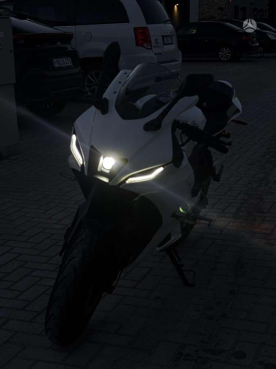 White Yamaha R 125 2023 in Siauliai, with an engine capacity of 0.13 L and mileage of 13 thousand km for 4500 €, photo 8 on AUTOMOTO.COM.LV