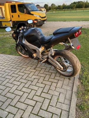 Melns Yamaha R1 2000 Kauņa, ar dzinēja tilpumu 1.00 L un nobraukumu 70 tūkst. km par 2400 €, foto 3 vietnē AUTOMOTO.COM.LV