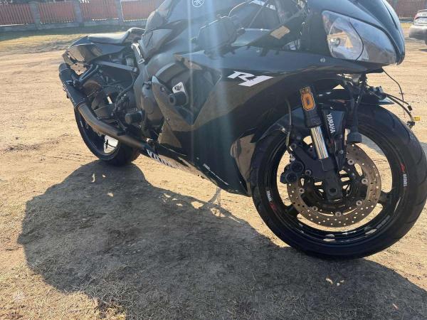 Black Yamaha R1 2002 in Ukmerge, with an engine capacity of 1.00 L and mileage of 100 thousand km for 1500 €, photo 1 on AUTOMOTO.COM.LV