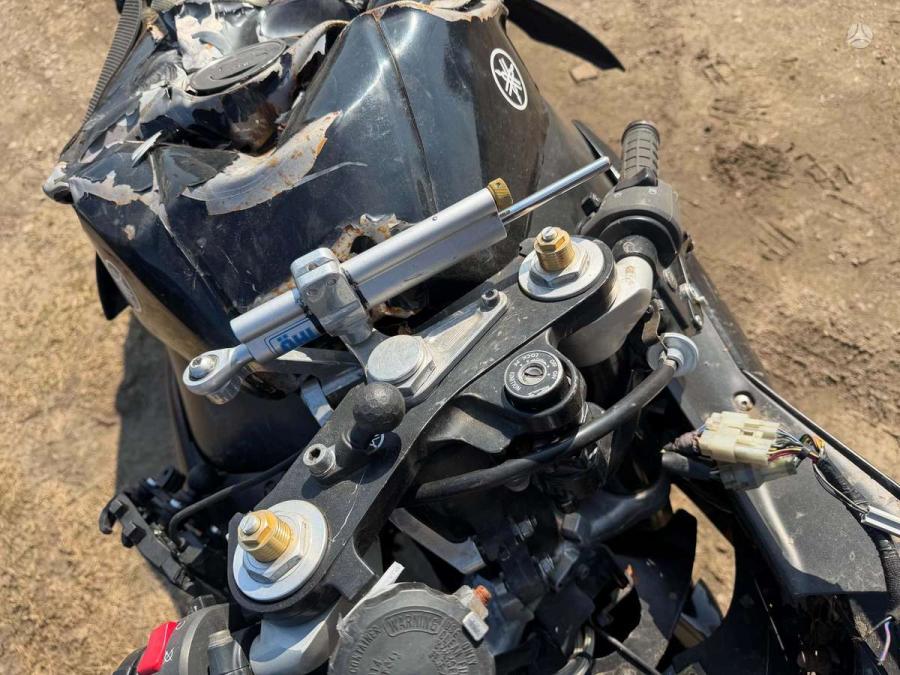 Black Yamaha R1 2002 in Ukmerge, with an engine capacity of 1.00 L and mileage of 100 thousand km for 1500 €, photo 5 on AUTOMOTO.COM.LV