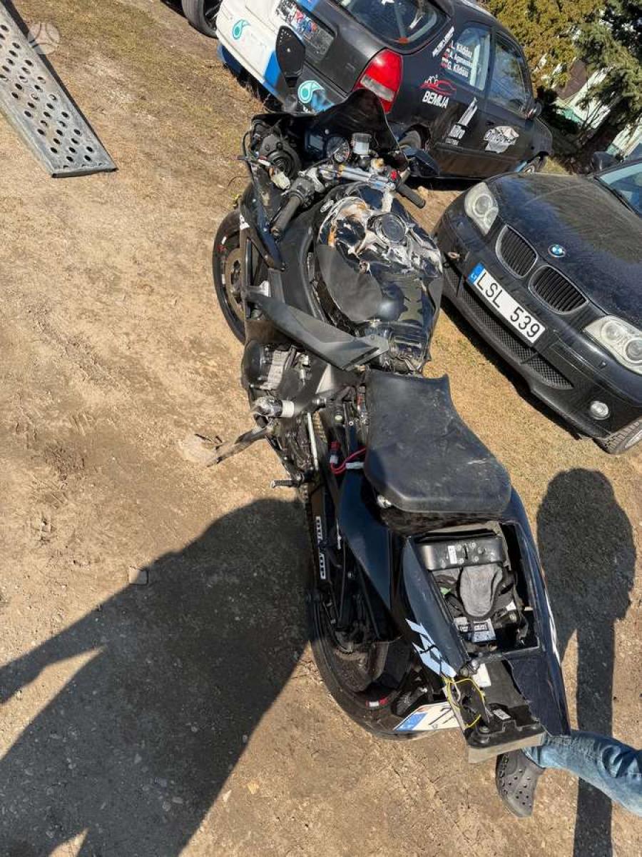Black Yamaha R1 2002 in Ukmerge, with an engine capacity of 1.00 L and mileage of 100 thousand km for 1500 €, photo 6 on AUTOMOTO.COM.LV