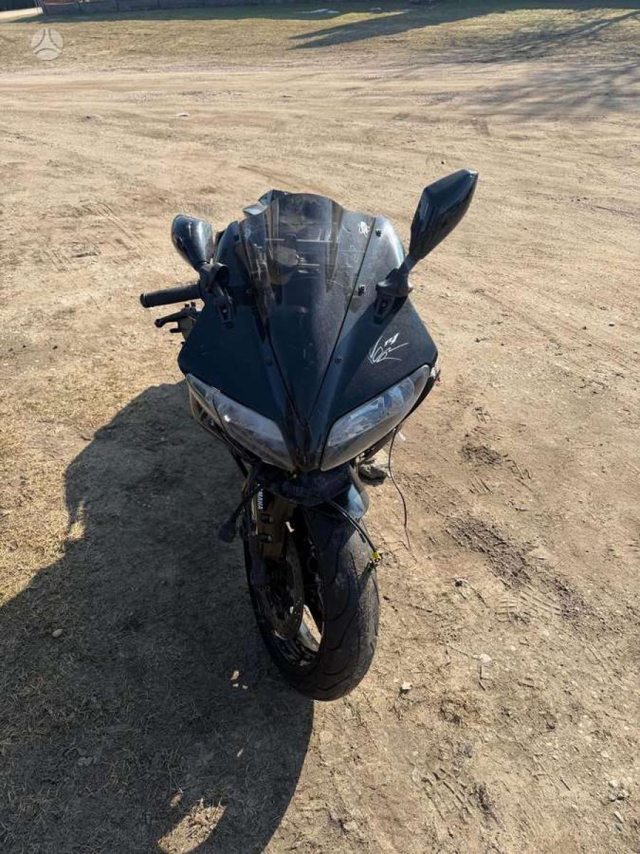 Black Yamaha R1 2002 in Ukmerge, with an engine capacity of 1.00 L and mileage of 100 thousand km for 1500 €, photo 9 on AUTOMOTO.COM.LV