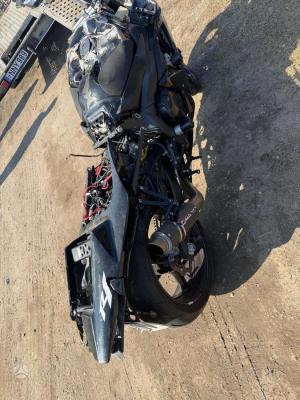 Black Yamaha R1 2002 in Ukmerge, with an engine capacity of 1.00 L and mileage of 100 thousand km for 1500 €, photo 10 on AUTOMOTO.COM.LV