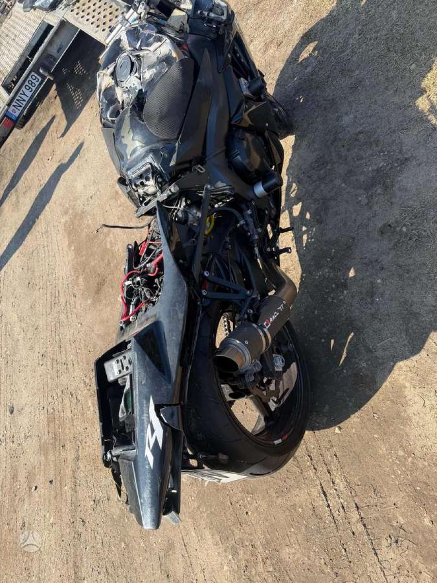 Black Yamaha R1 2002 in Ukmerge, with an engine capacity of 1.00 L and mileage of 100 thousand km for 1500 €, photo 10 on AUTOMOTO.COM.LV