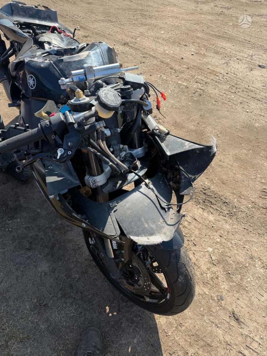 Black Yamaha R1 2002 in Ukmerge, with an engine capacity of 1.00 L and mileage of 100 thousand km for 1500 €, photo 11 on AUTOMOTO.COM.LV