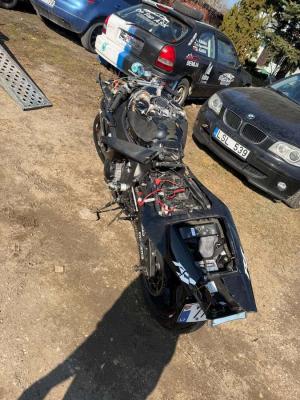 Black Yamaha R1 2002 in Ukmerge, with an engine capacity of 1.00 L and mileage of 100 thousand km for 1500 €, photo 15 on AUTOMOTO.COM.LV