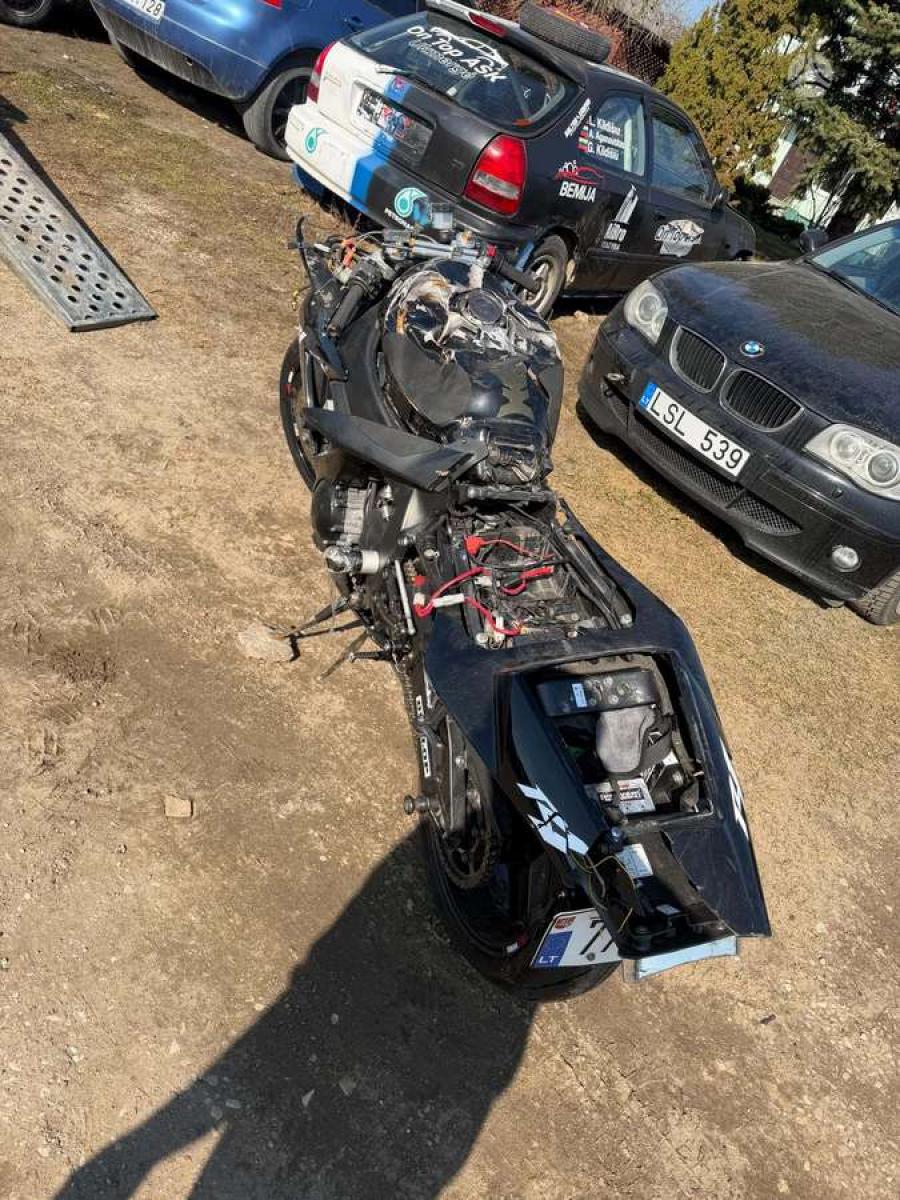 Black Yamaha R1 2002 in Ukmerge, with an engine capacity of 1.00 L and mileage of 100 thousand km for 1500 €, photo 15 on AUTOMOTO.COM.LV