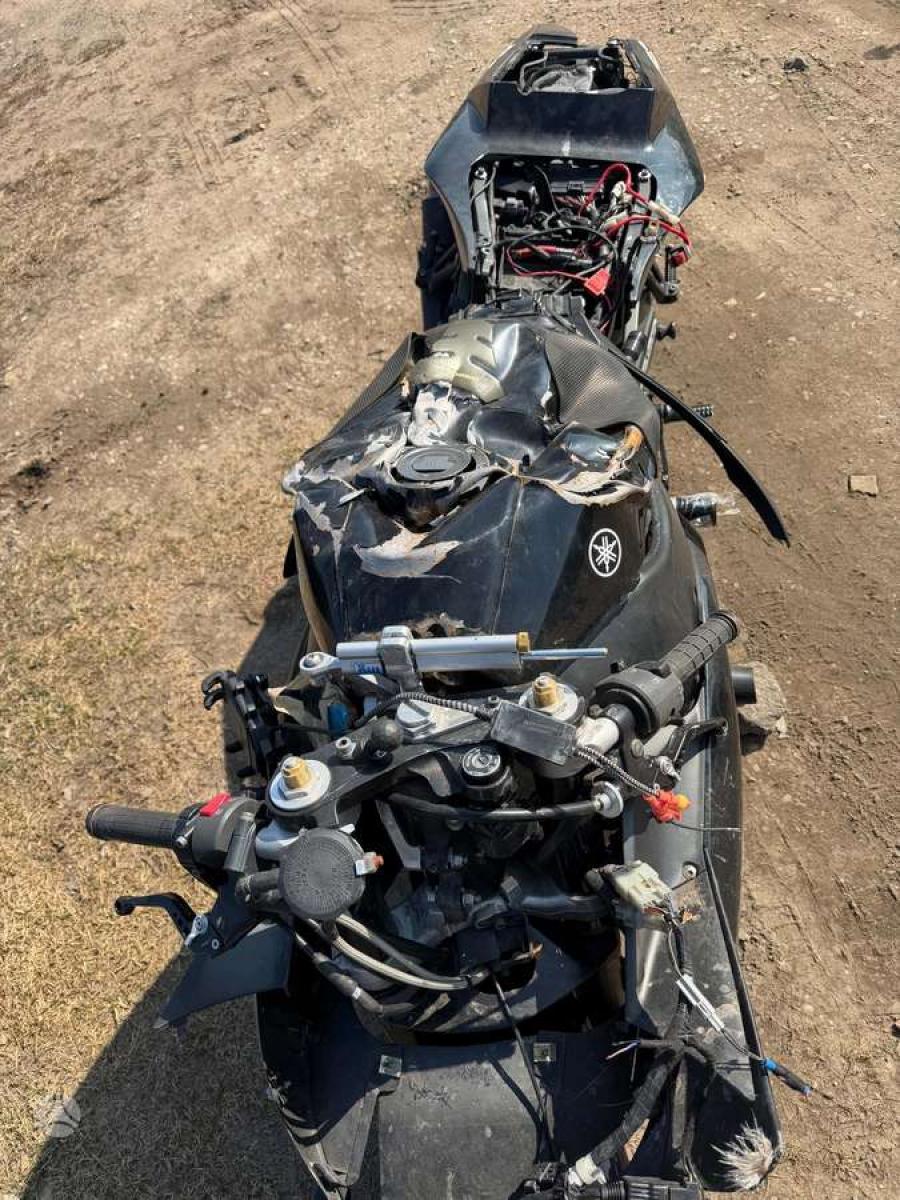 Black Yamaha R1 2002 in Ukmerge, with an engine capacity of 1.00 L and mileage of 100 thousand km for 1500 €, photo 17 on AUTOMOTO.COM.LV