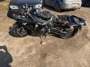 Black Yamaha R1 2002 in Ukmerge, with an engine capacity of 1.00 L and mileage of 100 thousand km for 1500 €, photo 18 on AUTOMOTO.COM.LV