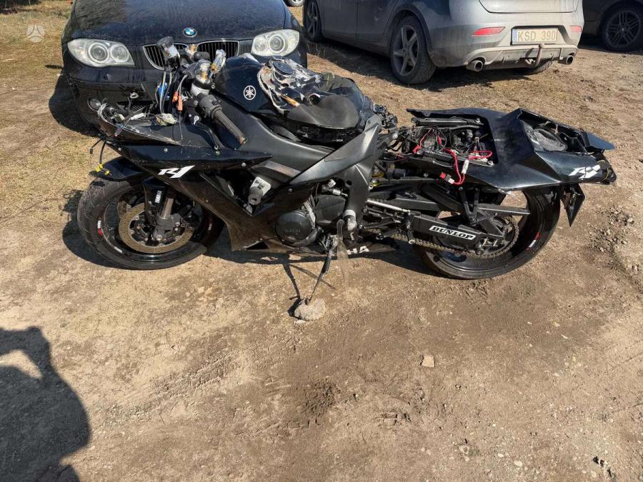 Black Yamaha R1 2002 in Ukmerge, with an engine capacity of 1.00 L and mileage of 100 thousand km for 1500 €, photo 18 on AUTOMOTO.COM.LV