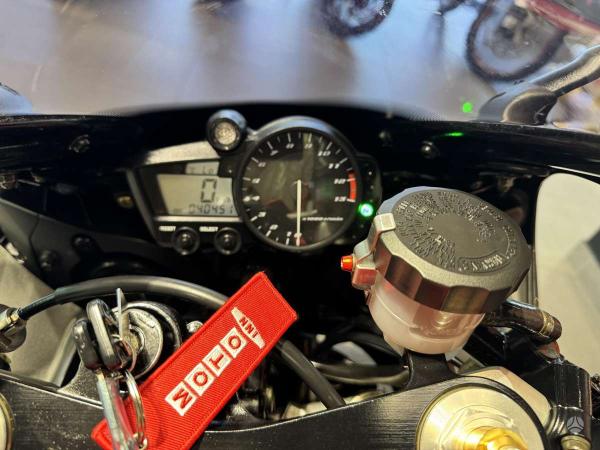 Black Yamaha R1 2003 in Vilnius, with an engine capacity of 1.00 L and mileage of 40 thousand km for 3599 €, photo 4 on AUTOMOTO.COM.LV