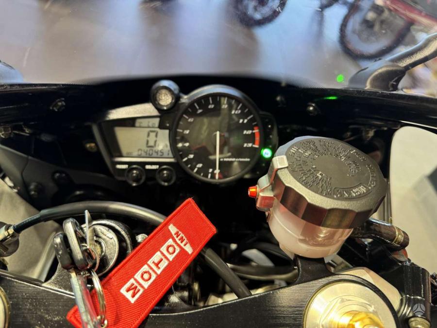 Melns Yamaha R1 2003 Viļņa, ar dzinēja tilpumu 1.00 L un nobraukumu 40 tūkst. km par 3599 €, foto 5 vietnē AUTOMOTO.COM.LV