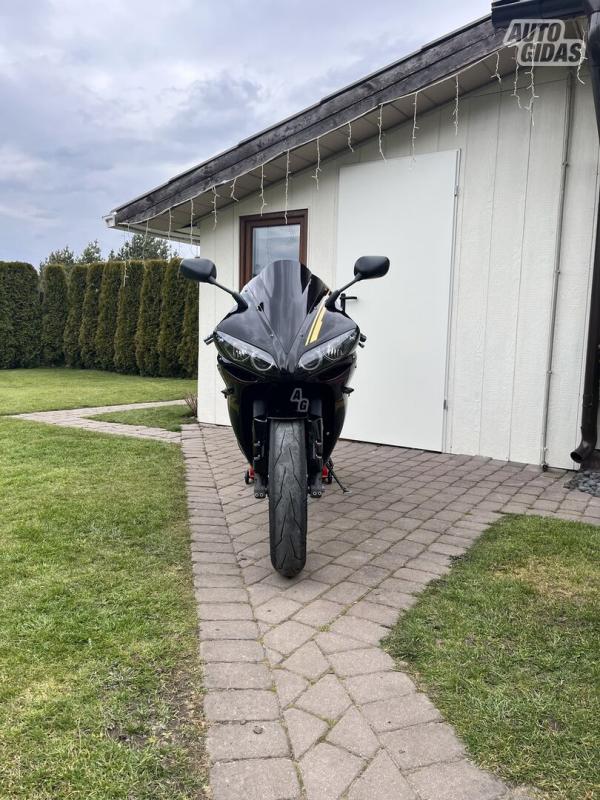 Black Yamaha R1 2004 in Vilnius, with an engine capacity of 1.00 L and mileage of 57 thousand km for 4200 €, photo 2 on AUTOMOTO.COM.LV
