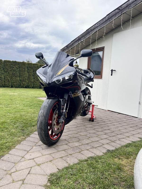 Black Yamaha R1 2004 in Vilnius, with an engine capacity of 1.00 L and mileage of 57 thousand km for 4200 €, photo 3 on AUTOMOTO.COM.LV