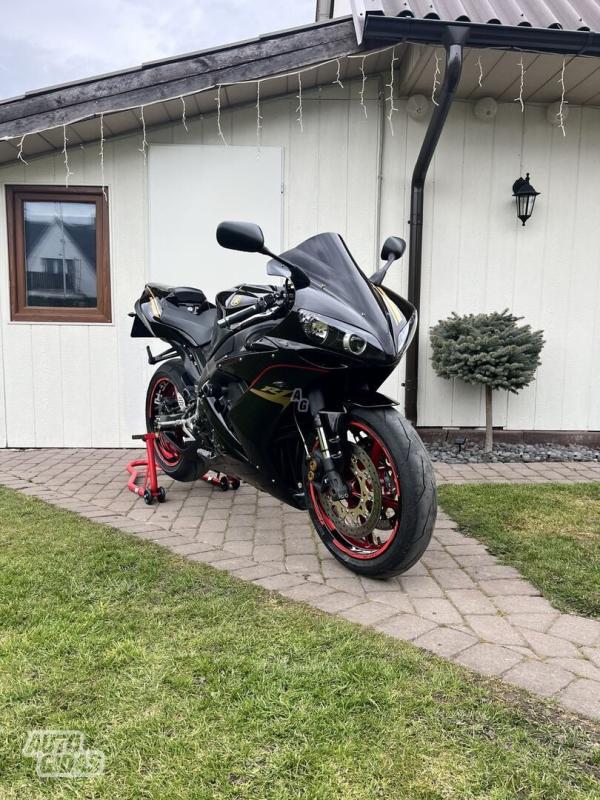 Black Yamaha R1 2004 in Vilnius, with an engine capacity of 1.00 L and mileage of 57 thousand km for 4200 €, photo 4 on AUTOMOTO.COM.LV