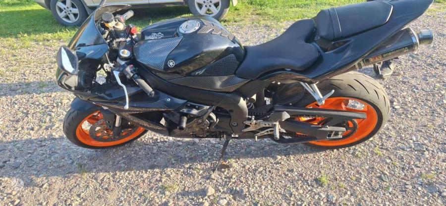 Melns Yamaha R1 2004 Viļņa, ar dzinēja tilpumu 1.00 L un nobraukumu 45 tūkst. km par 3700 €, foto 1 vietnē AUTOMOTO.COM.LV