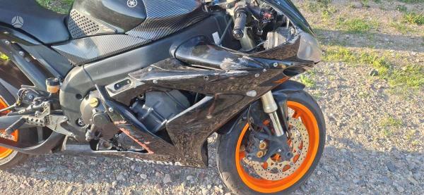 Melns Yamaha R1 2004 Viļņa, ar dzinēja tilpumu 1.00 L un nobraukumu 45 tūkst. km par 3700 €, foto 4 vietnē AUTOMOTO.COM.LV