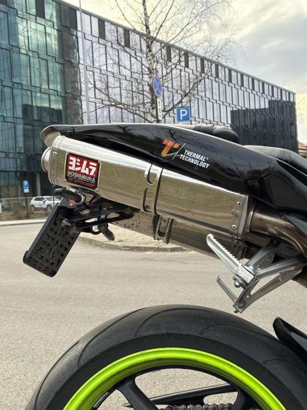 Melns Yamaha R1 2006 Viļņa, ar dzinēja tilpumu 1.00 L un nobraukumu 30 tūkst. km par 4500 €, foto 2 vietnē AUTOMOTO.COM.LV