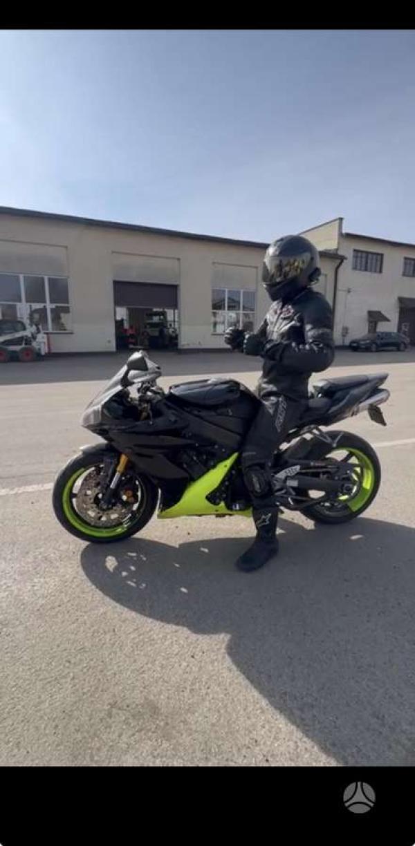 Melns Yamaha R1 2006 Viļņa, ar dzinēja tilpumu 1.00 L un nobraukumu 30 tūkst. km par 4500 €, foto 3 vietnē AUTOMOTO.COM.LV