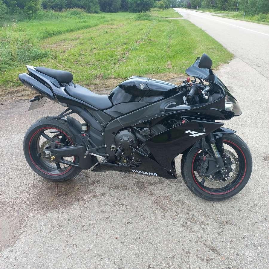 Black Yamaha R1 2007 in Silute, with an engine capacity of 1.00 L and mileage of 25 thousand km for 5600 €, photo 4 on AUTOMOTO.COM.LV