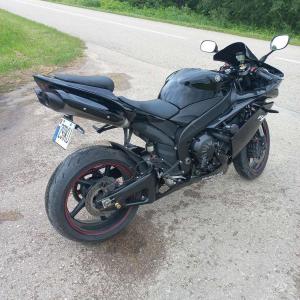 Black Yamaha R1 2007 in Silute, with an engine capacity of 1.00 L and mileage of 25 thousand km for 5600 €, photo 5 on AUTOMOTO.COM.LV
