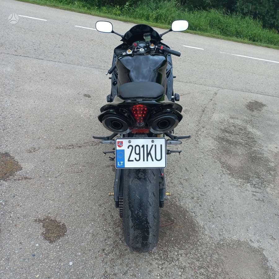 Black Yamaha R1 2007 in Silute, with an engine capacity of 1.00 L and mileage of 25 thousand km for 5600 €, photo 6 on AUTOMOTO.COM.LV