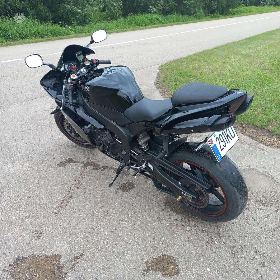 Black Yamaha R1 2007 in Silute, with an engine capacity of 1.00 L and mileage of 25 thousand km for 5600 €, photo 7 on AUTOMOTO.COM.LV