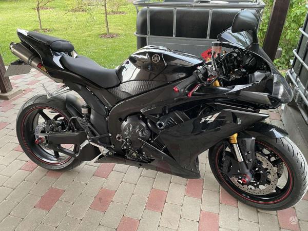 Black Yamaha R1 2007 in Saldus, with an engine capacity of 1.00 L and mileage of 34 thousand km for 5200 €, photo 1 on AUTOMOTO.COM.LV