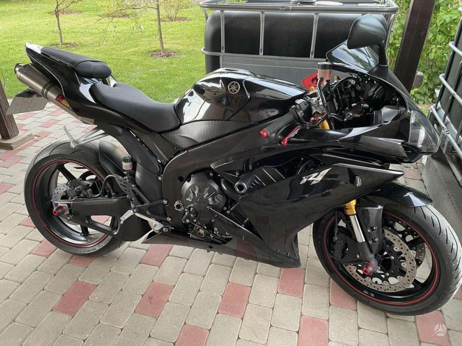 Black Yamaha R1 2007 in Saldus, with an engine capacity of 1.00 L and mileage of 34 thousand km for 5200 €, photo 1 on AUTOMOTO.COM.LV