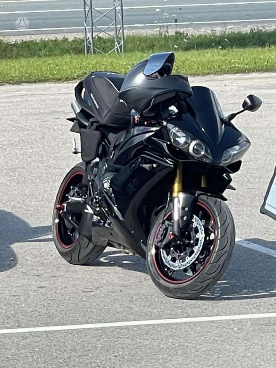 Black Yamaha R1 2007 in Saldus, with an engine capacity of 1.00 L and mileage of 34 thousand km for 5200 €, photo 3 on AUTOMOTO.COM.LV